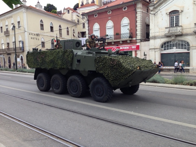 Portuguese army vehicles They had old British 25Pdr guns for the salute ...
